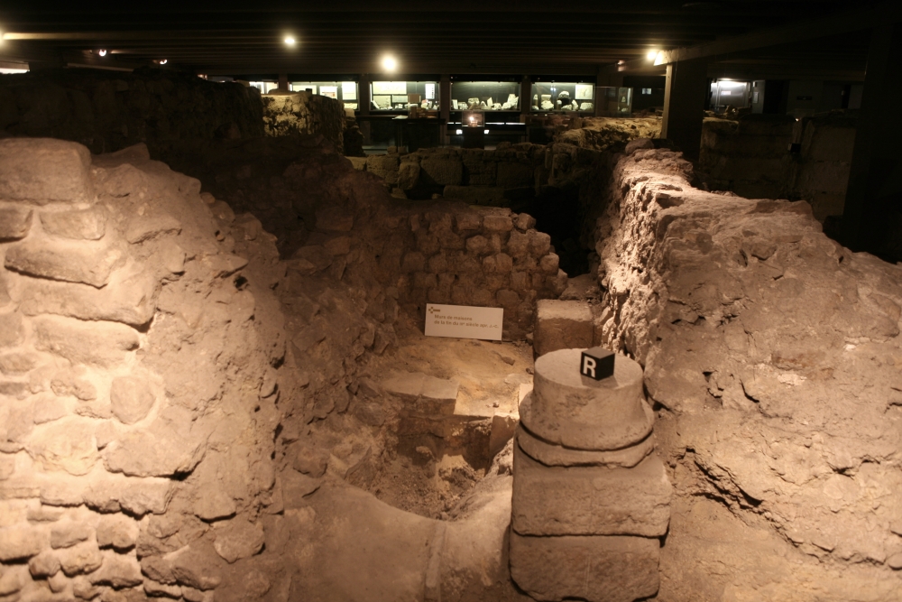 Les vestiges séculaires à découvrir à la crypte archéologique de Paris ...